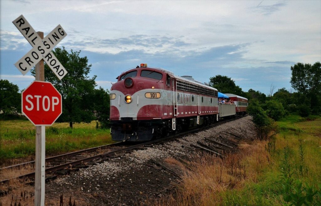 2 Fall Foliage Train Rides to Take in Ohio | Step Out Columbus